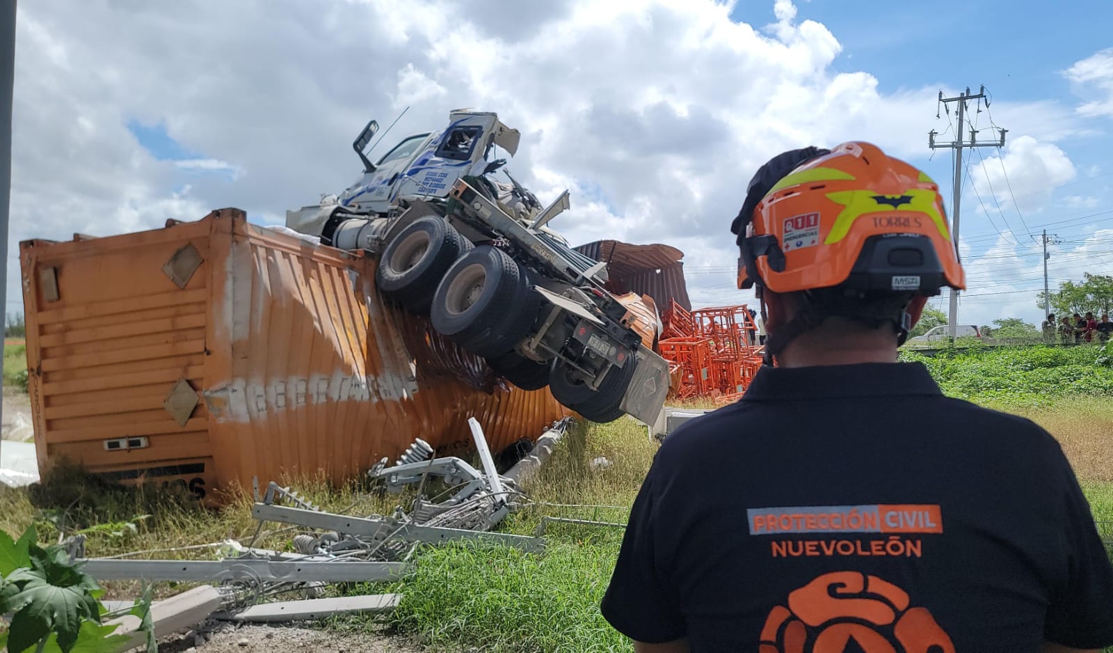Vuelca tractocamión en puente de Interpuerto; derriba postes y cables ...
